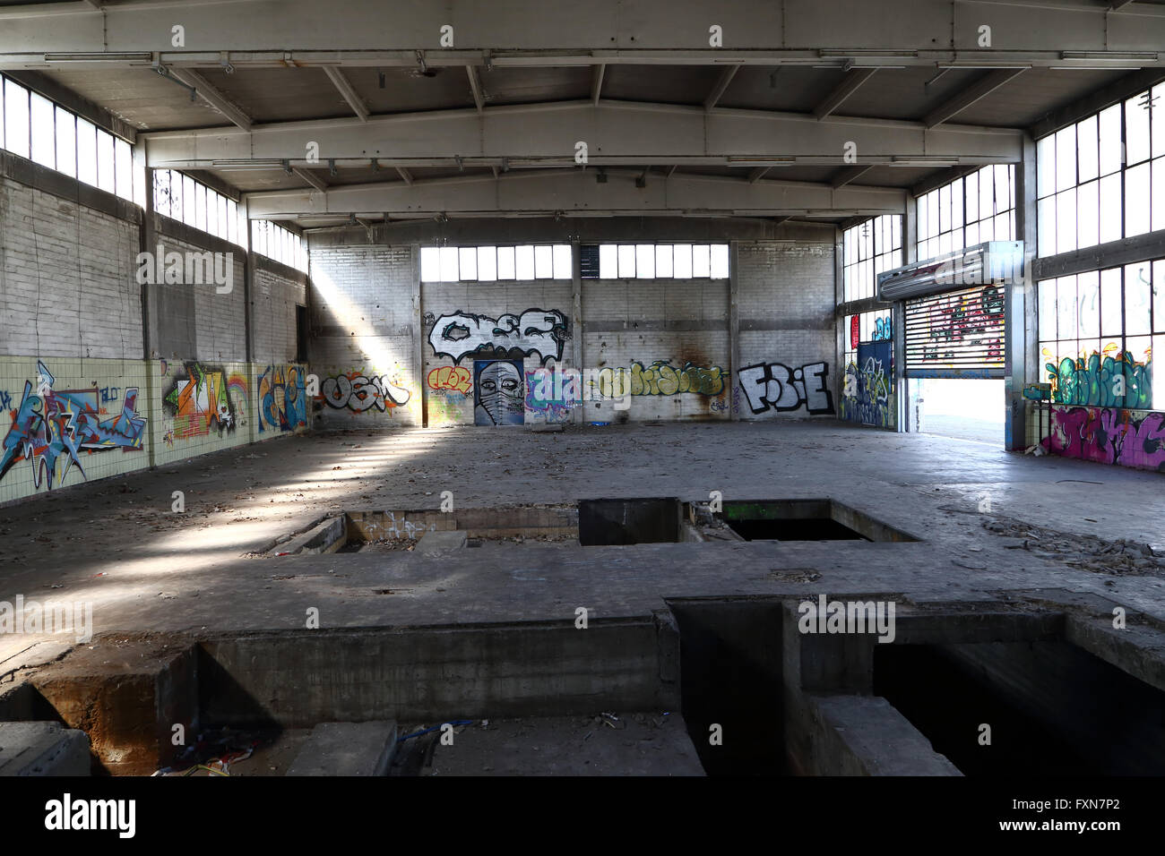 Abandoned factory floor hi-res stock photography and images - Alamy