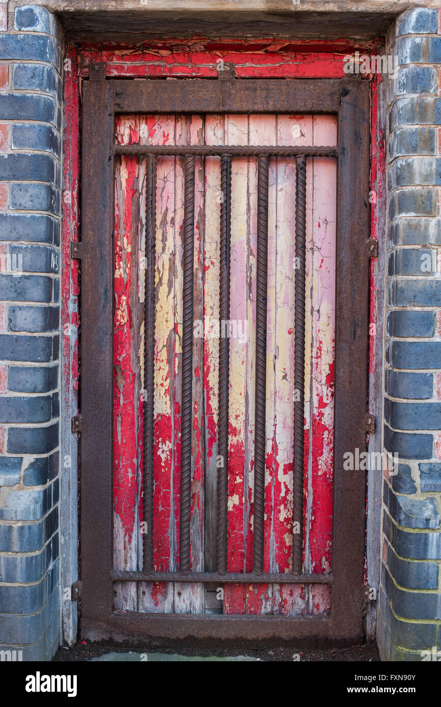 Red iron grill hi-res stock photography and images - Alamy