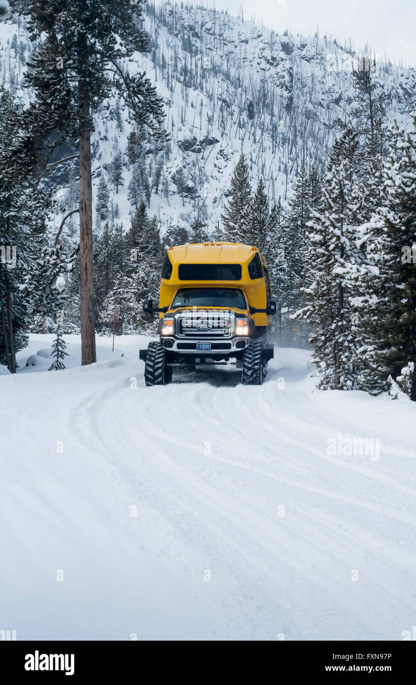 Snow bus hi-res stock photography and images - Alamy