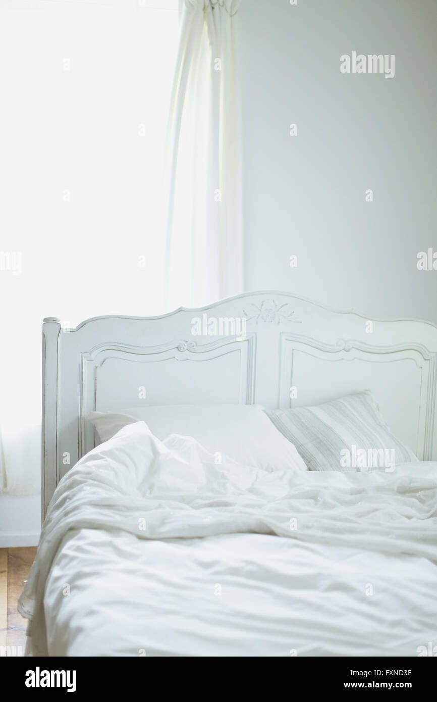 White bed hi-res stock photography and images - Alamy