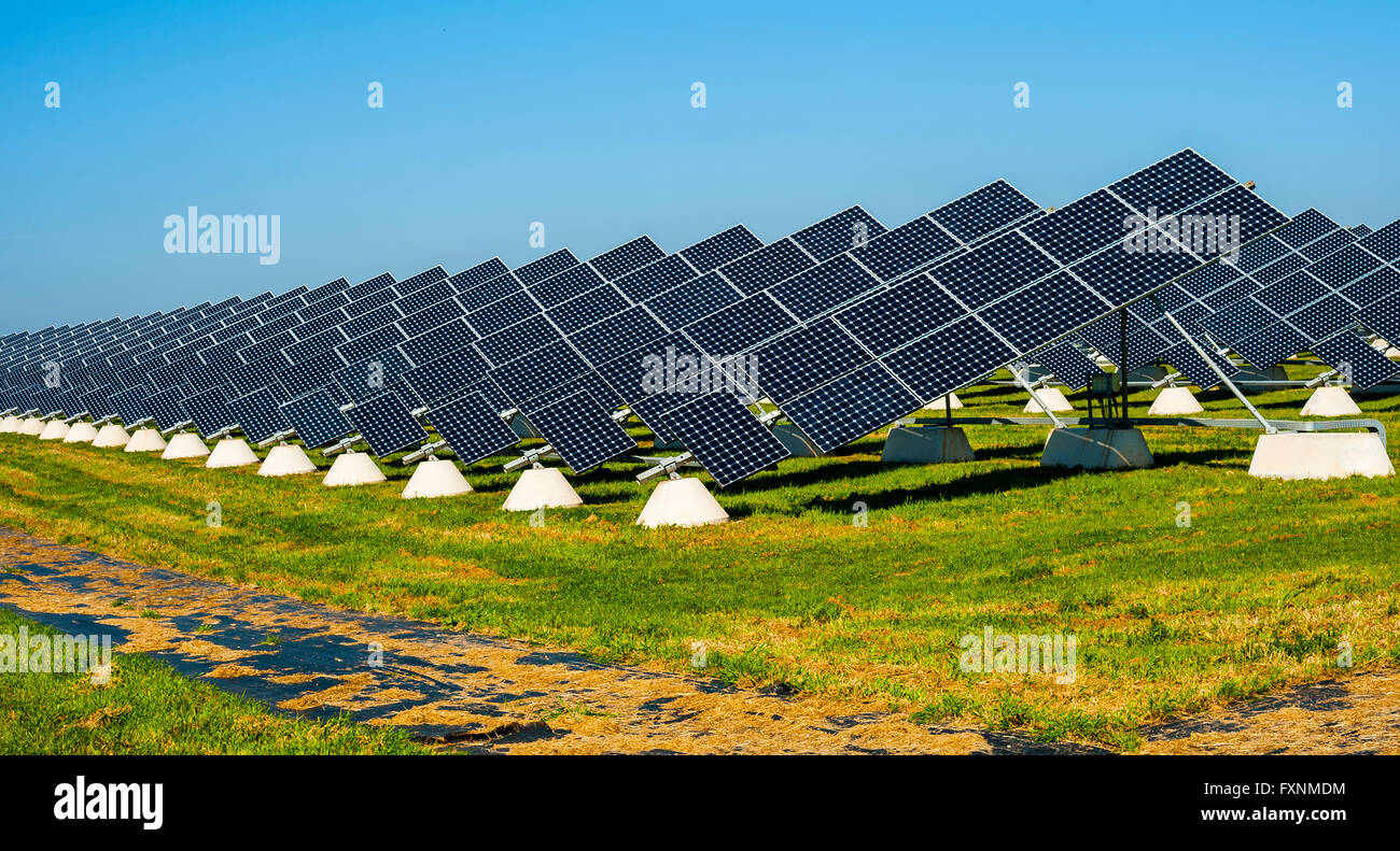 Solar panel field hi-res stock photography and images - Alamy