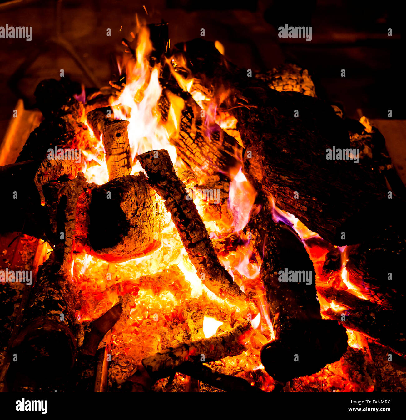 Fire burning wood in darkness hi-res stock photography and images - Alamy