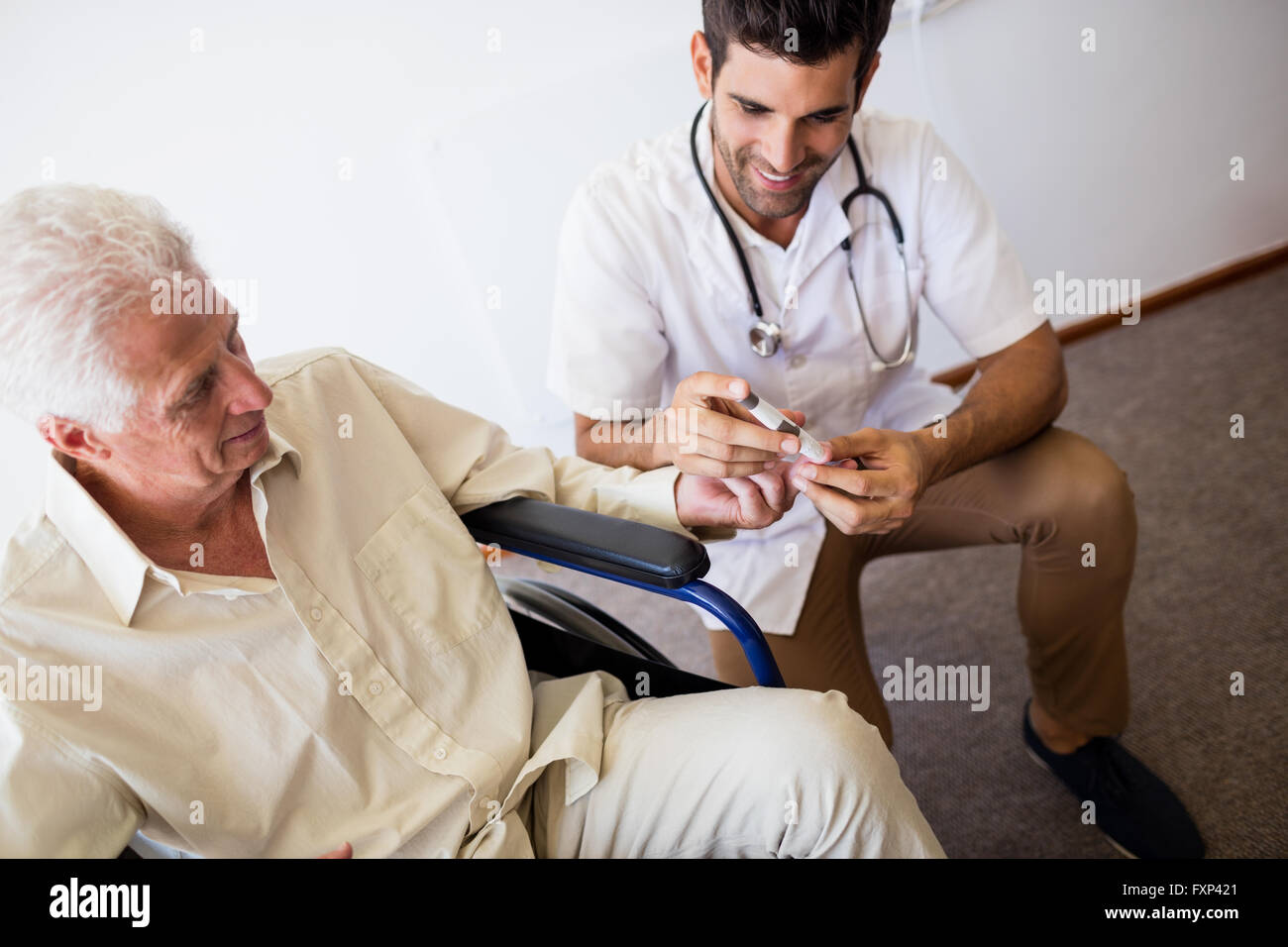 Nurse giving patient injection hi-res stock photography and images - Alamy
