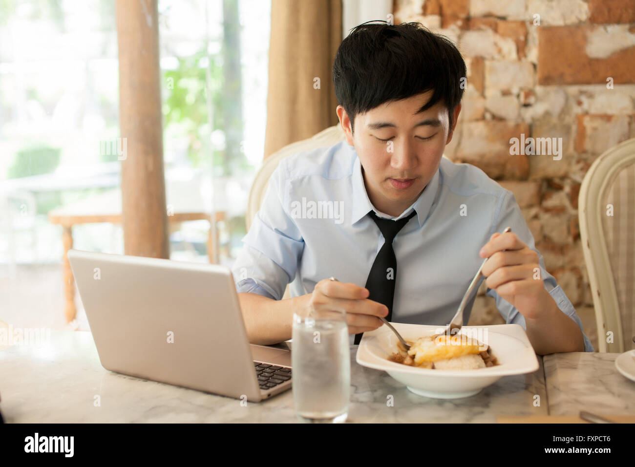 Asian office worker eating hi-res stock photography and images - Alamy