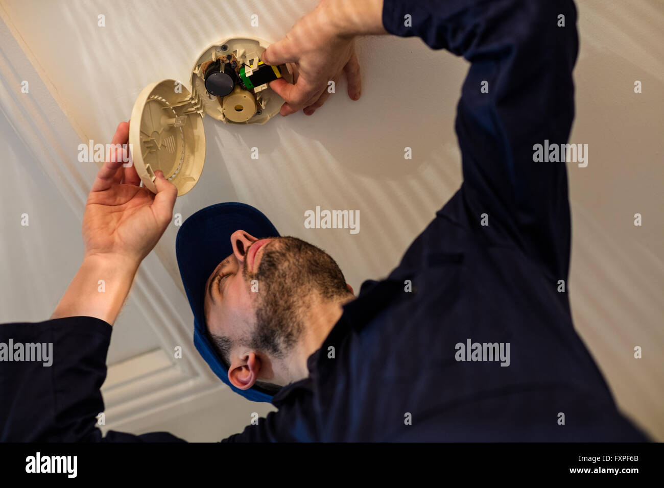 Handyman installing smoke detector Stock Photo - Alamy Handyman installing smoke detector Stock Photo - Alamy