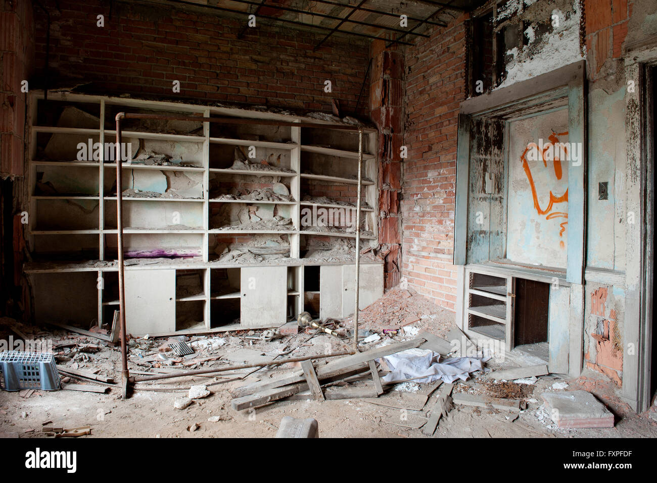 Rubble and graffiti in abandoned, deteriorating building Stock Photo ...