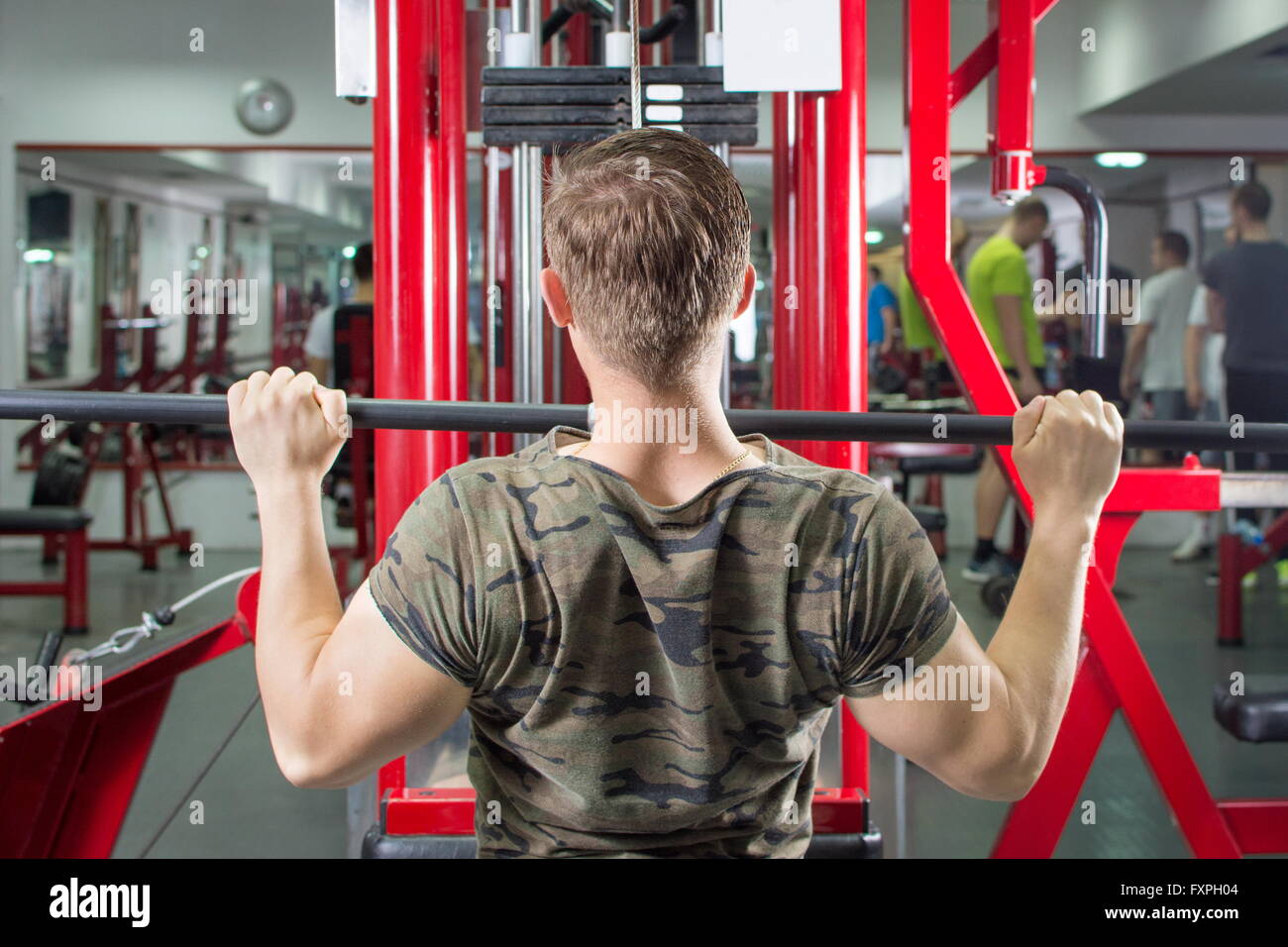 Muscular man performing lat pulldown at the gym Stock Photo - Alamy