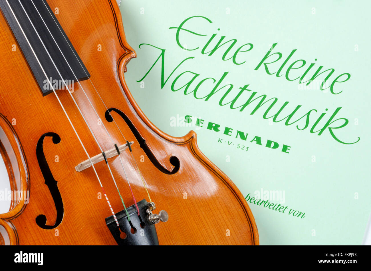 Classic violin hi-res stock photography and images - Alamy