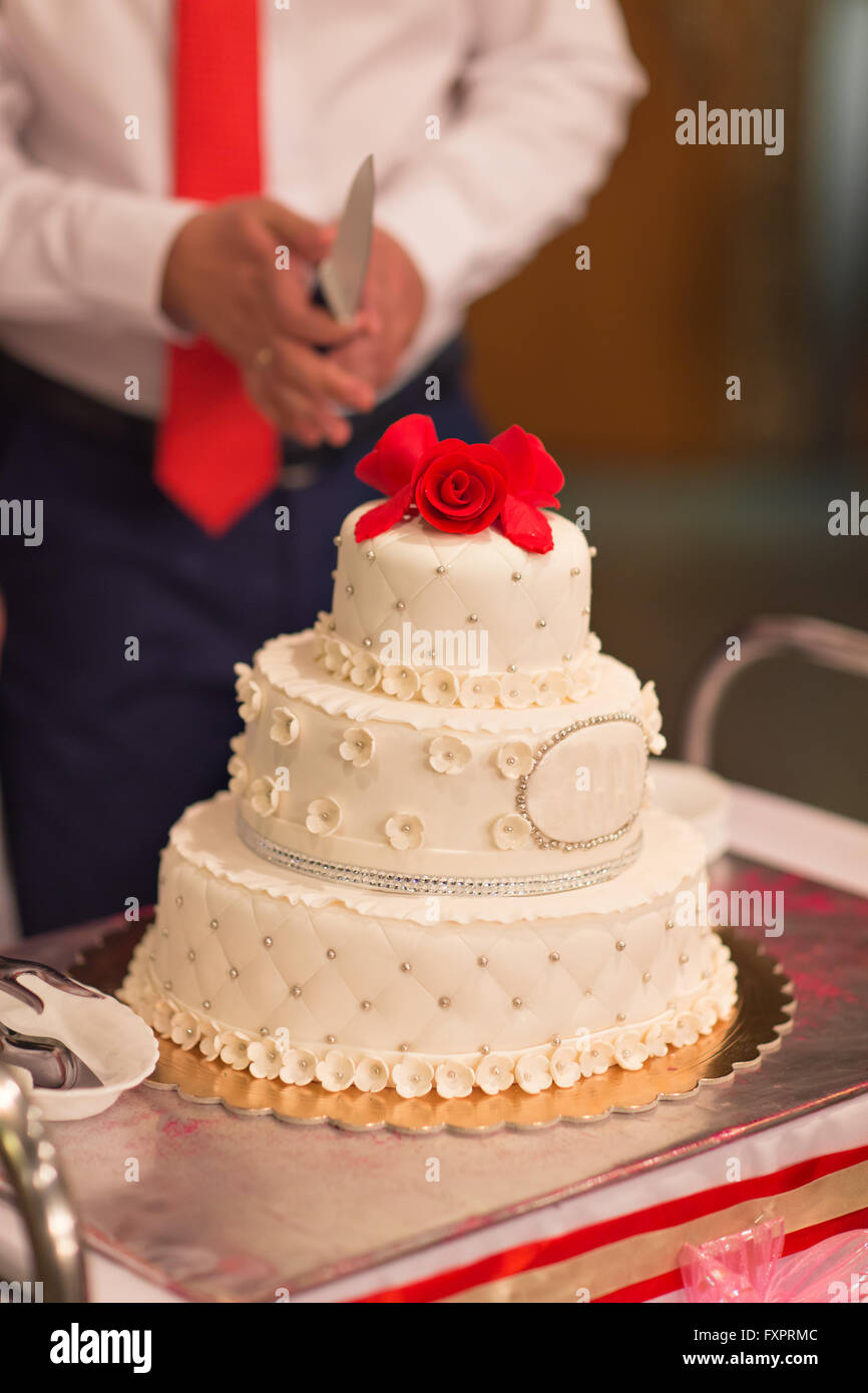 White Wedding Cake Stock Photo - Alamy