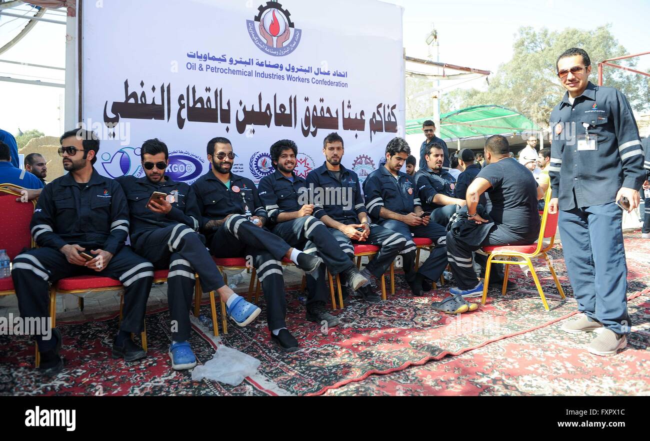 Kuwait City, Kuwait city. 17th Apr, 2016. Kuwaiti oil workers hold ...