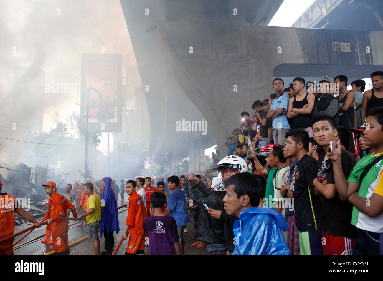 Jakarta, Indonesia. 17th Apr, 2016. Residents look at firefighters ...