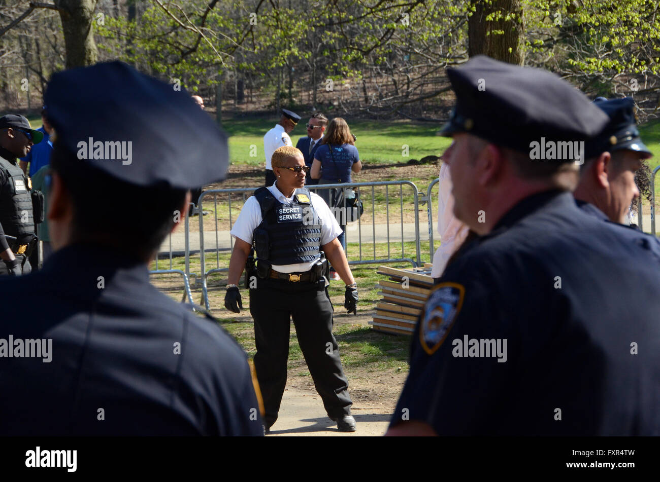 Brooklyn, New York, USA. 17th April, 2016. secret service woman at ...