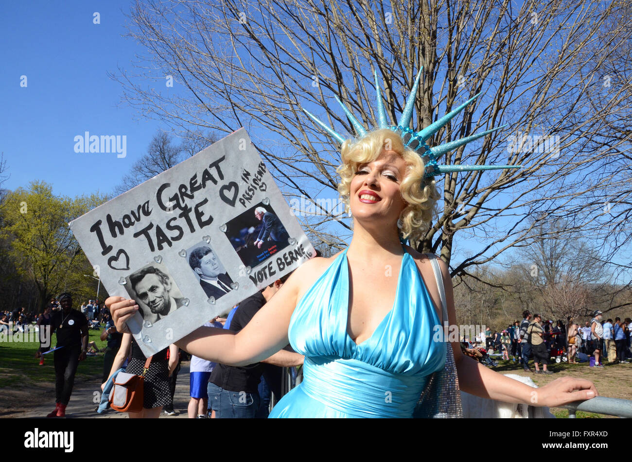 Marilyn munroe statue hi-res stock photography and images - Alamy