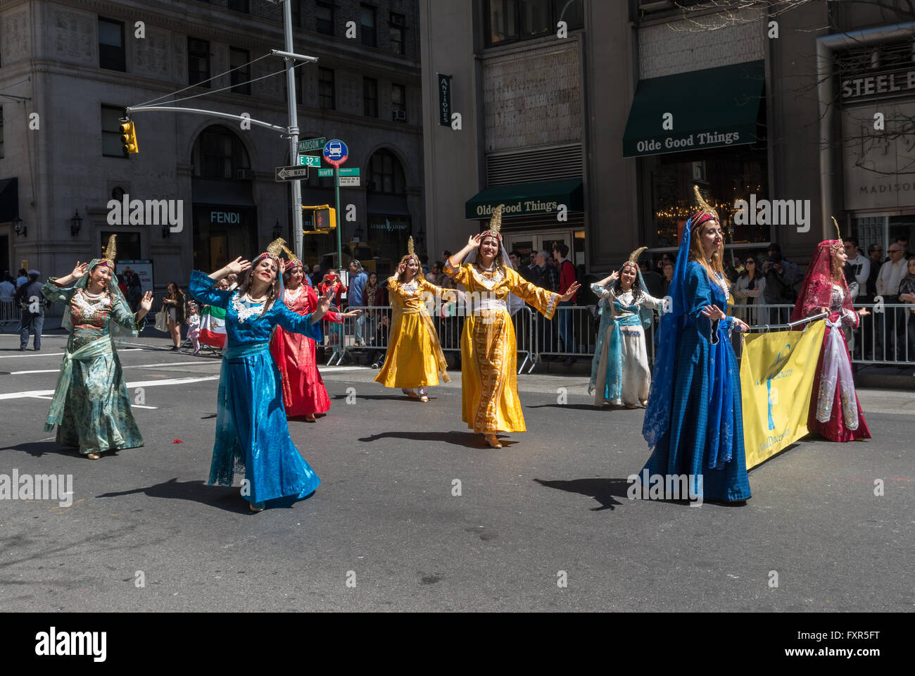 Women and girls dressed in traditional Persian / Iranian costume ...