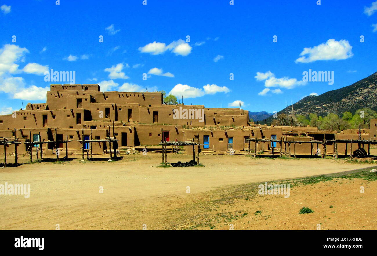 Adobe pueblo housing Stock Photo - Alamy