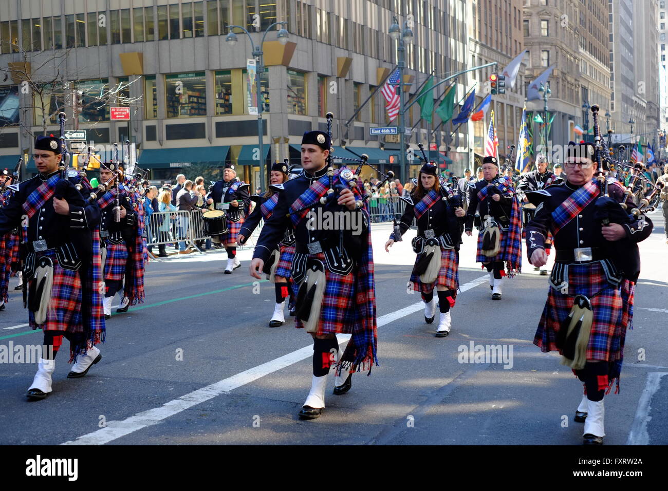Mayor Deblasio marches in the 2016 St Patricks Day Parade Featuring ...