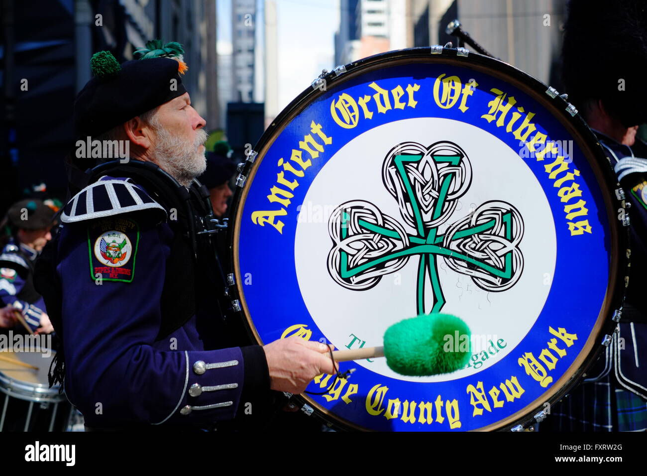 Mayor Deblasio marches in the 2016 St Patricks Day Parade Featuring ...