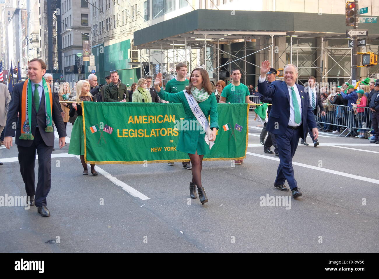 Mayor Deblasio marches in the 2016 St Patricks Day Parade Featuring ...