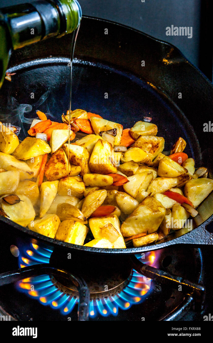 Cast iron pour hi-res stock photography and images - Alamy