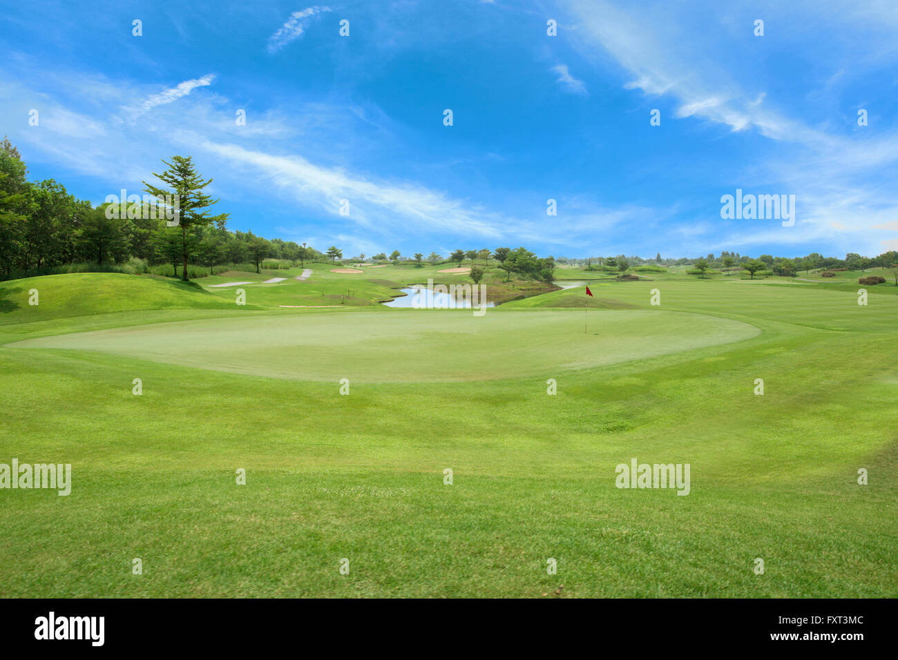 Flag golf course hi-res stock photography and images - Alamy