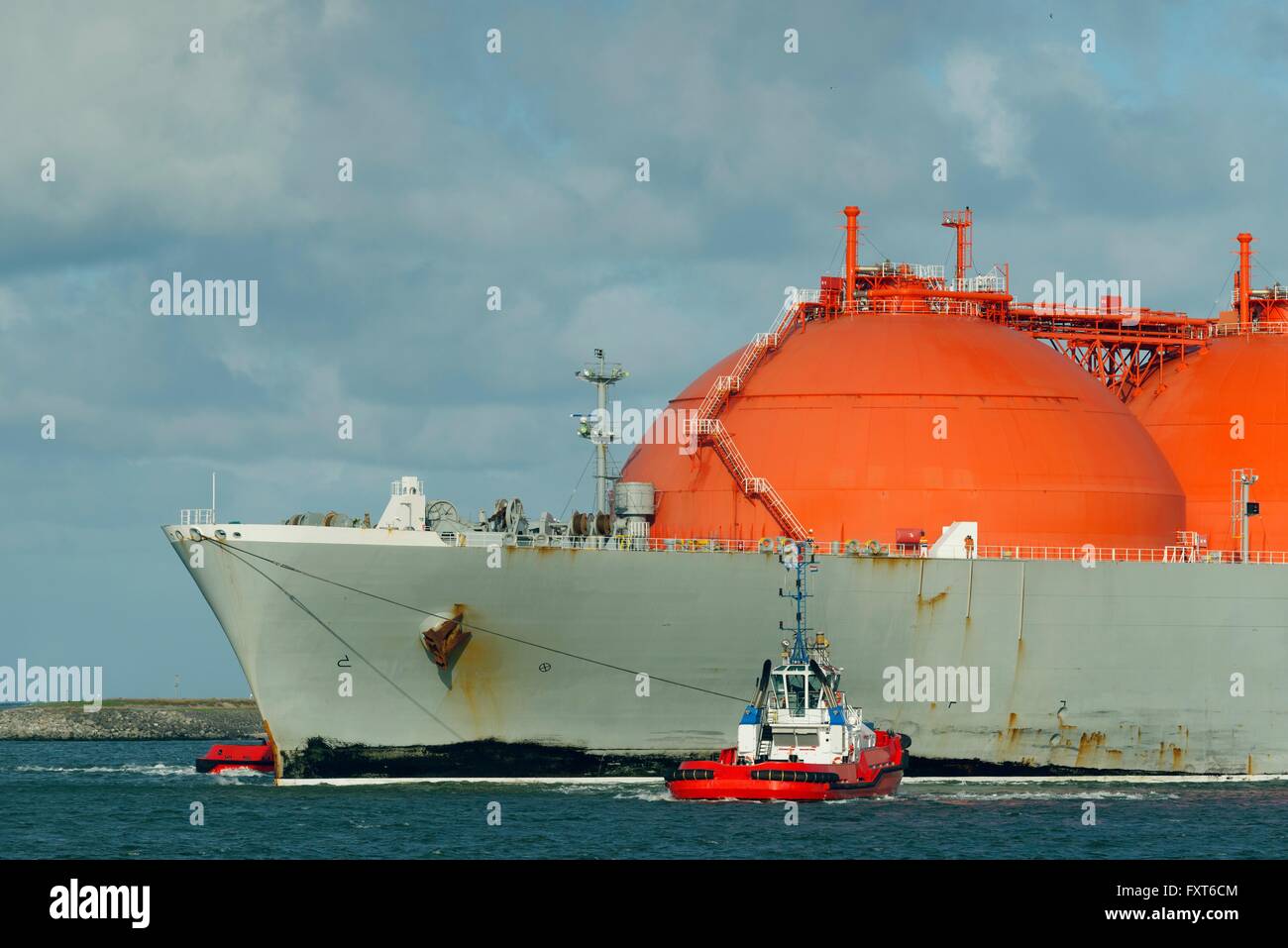 Lng tanker tug boat hi-res stock photography and images - Alamy