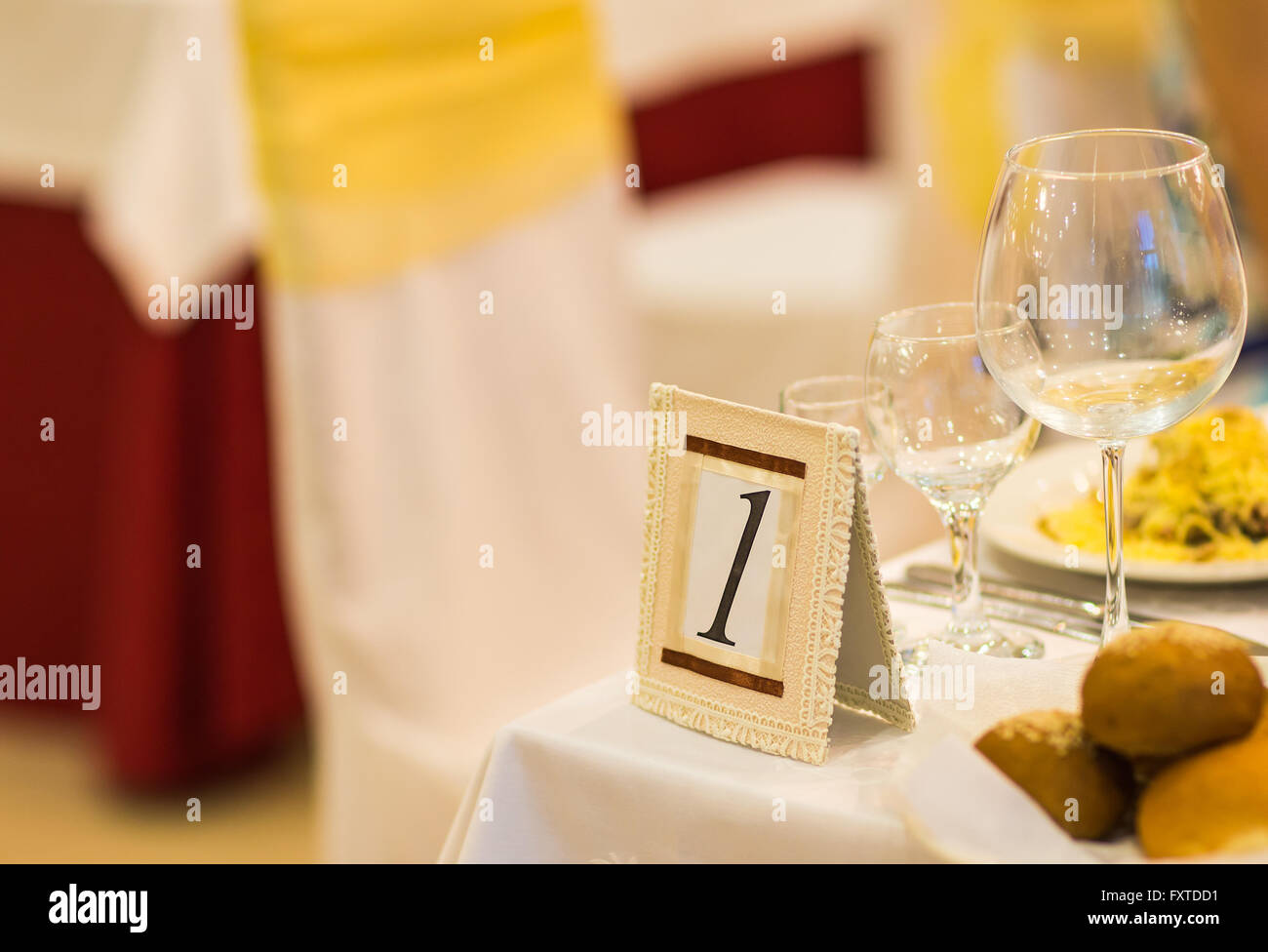 sign on restaurant table with empty dishes and glasses Stock Photo - Alamy