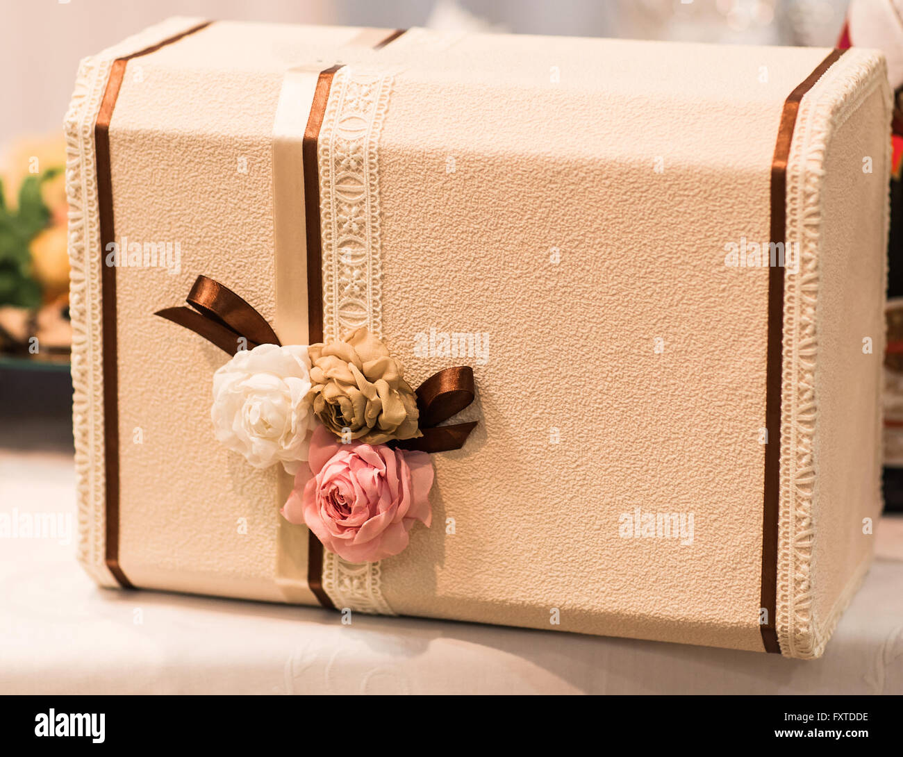 Vintage gift box Stock Photo - Alamy