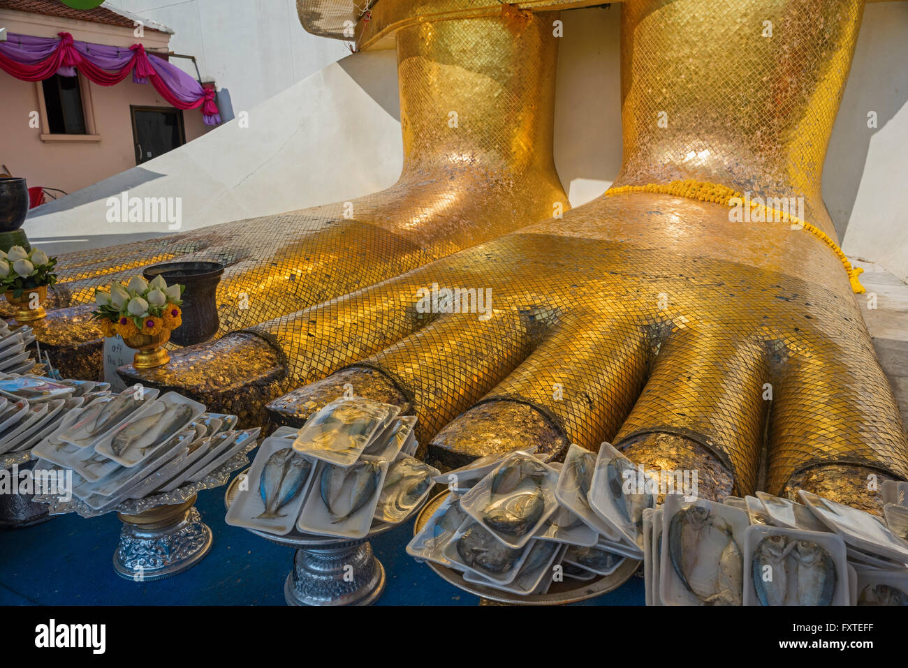 Wat indraviharn bangkok hi-res stock photography and images - Alamy