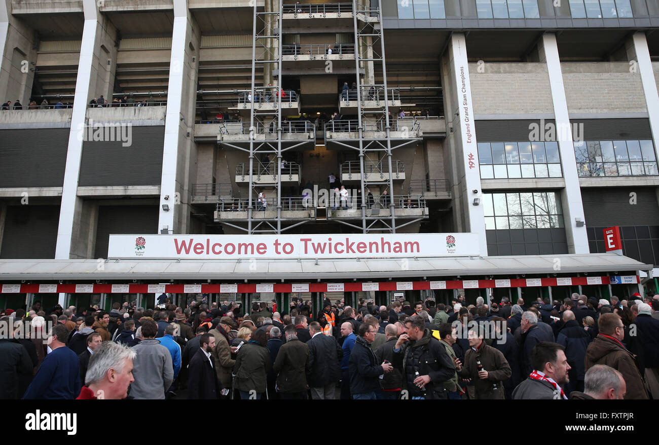 Twickenham stadium rugby fans hi-res stock photography and images - Alamy