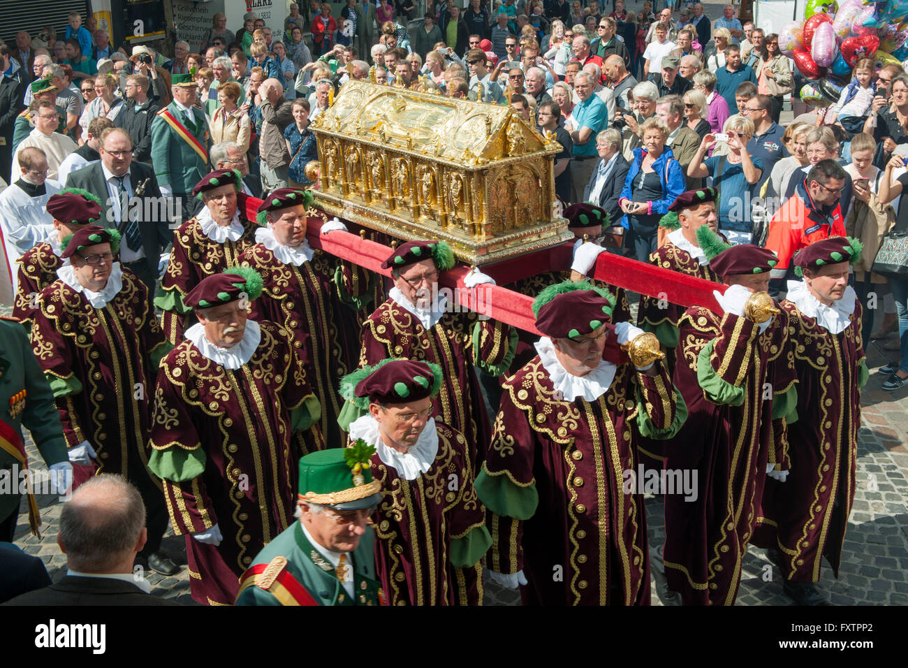 Prozession mit uniform hi-res stock photography and images - Alamy