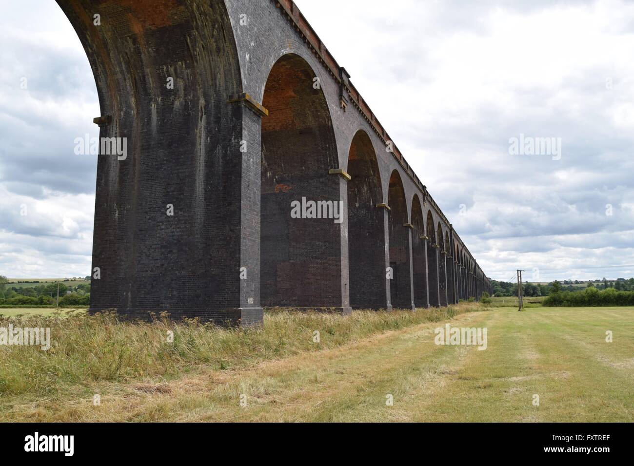 Viaduct arches hi-res stock photography and images - Alamy