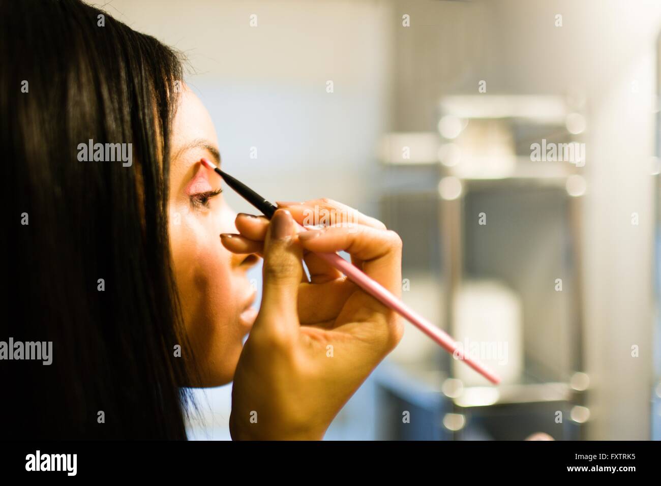 Putting eyeshadow hi-res stock photography and images - Alamy
