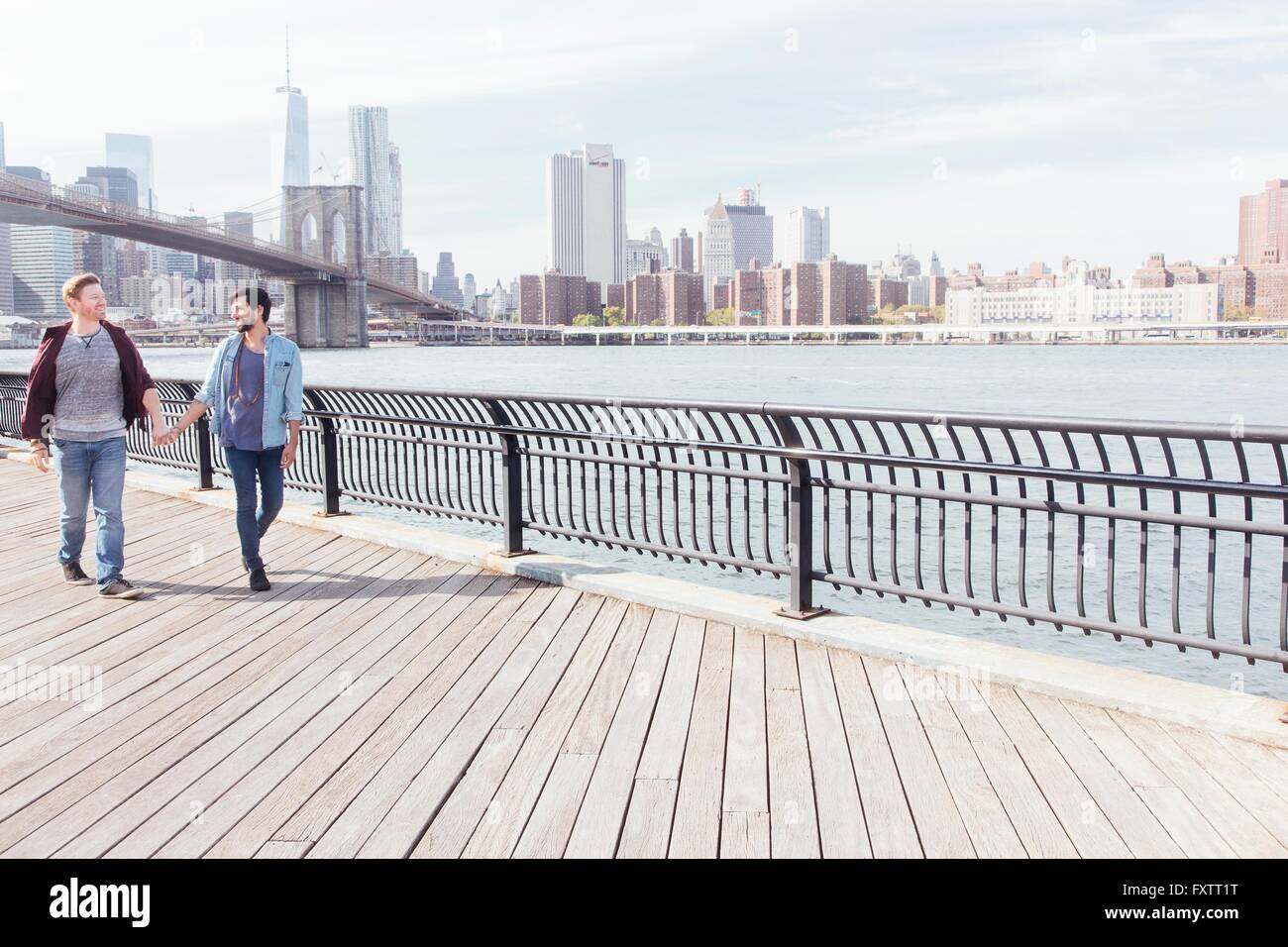 Brooklyn bridge holding hands hi-res stock photography and images - Alamy