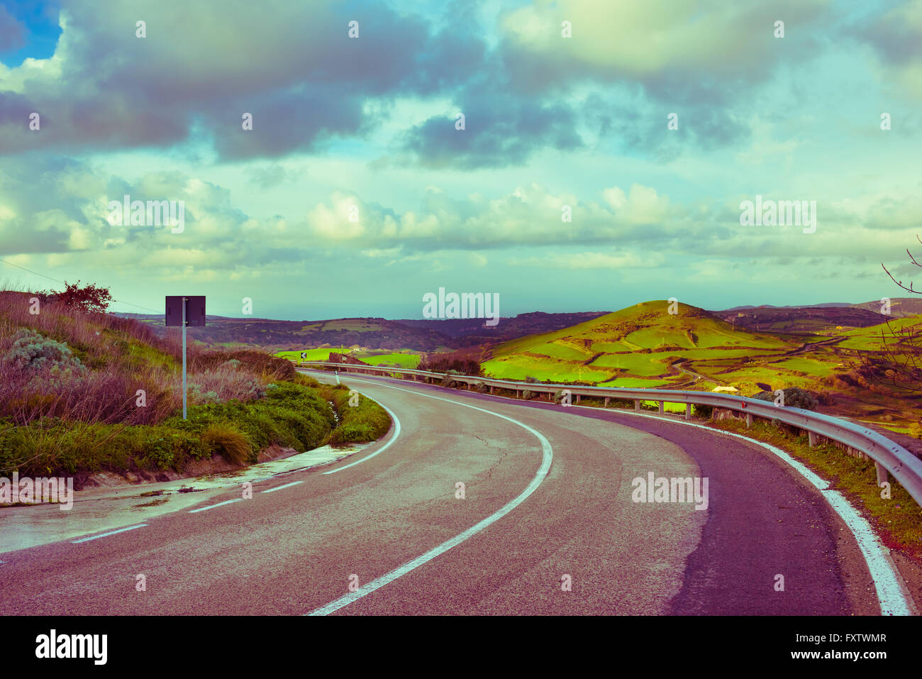 Road with vanishing point in italian countryside Stock Photo - Alamy