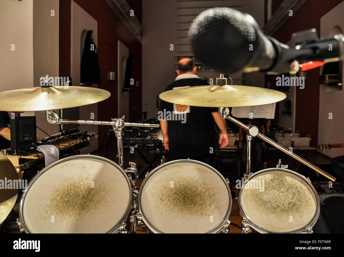 Old drums hi-res stock photography and images - Alamy