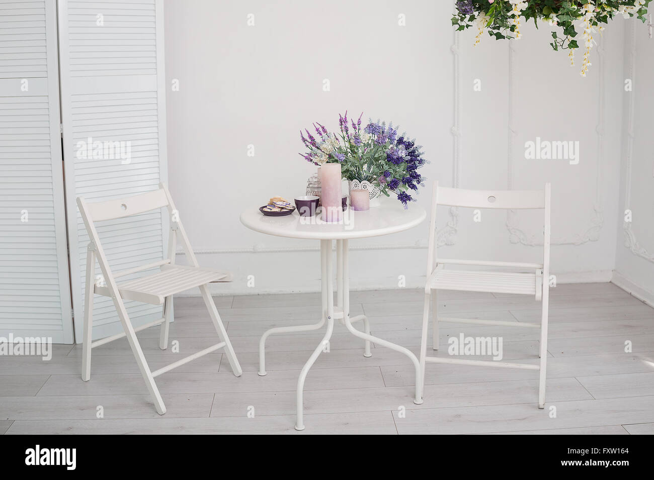 White color table hi-res stock photography and images - Alamy