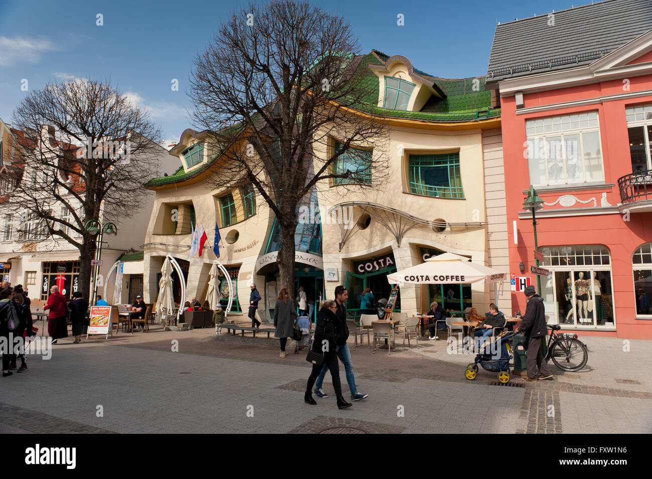 Krzywy domek in sopot crooked hi-res stock photography and images - Alamy