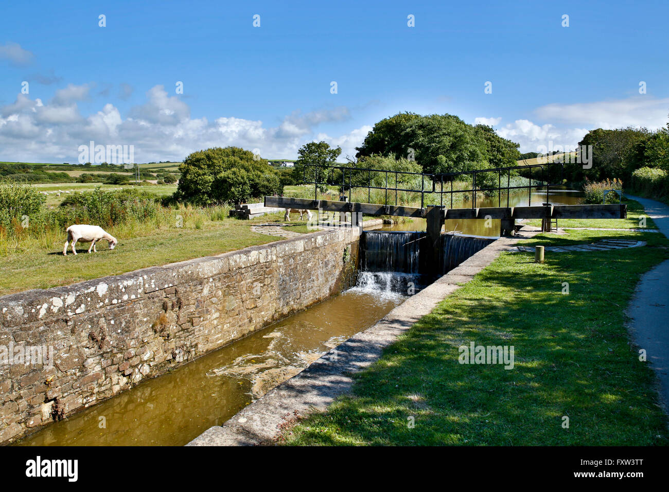 Canal lock bude hi-res stock photography and images - Alamy