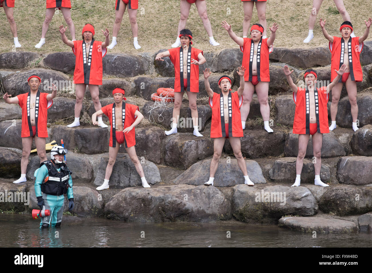 Onbashira - Suwa Taisha Kamisha Kawagoshi, where men drag tree trunks ...