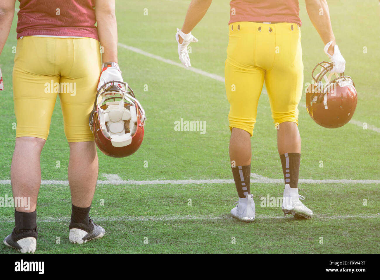 American football players line hi-res stock photography and images - Alamy