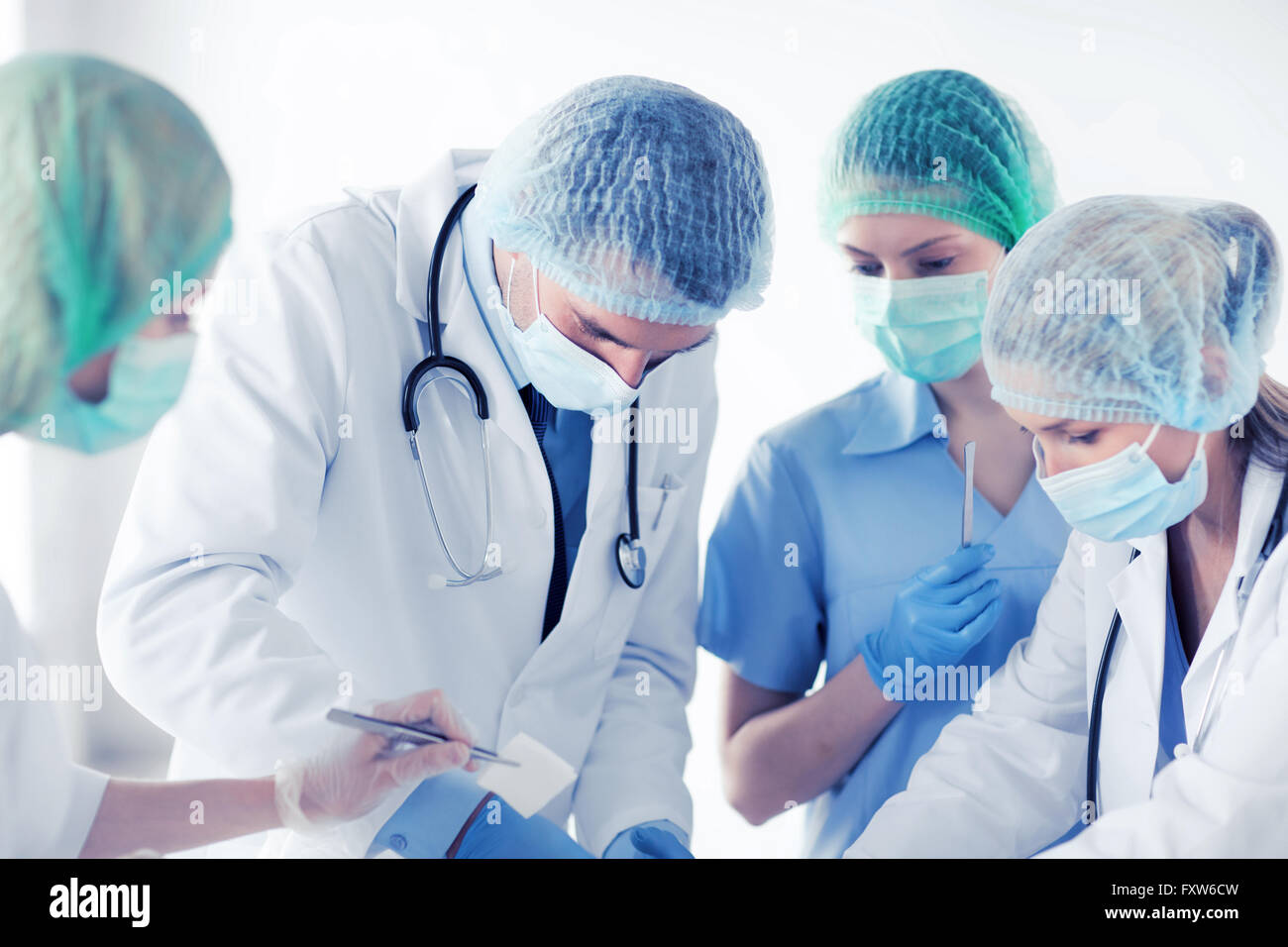 young group of doctors doing operation Stock Photo - Alamy