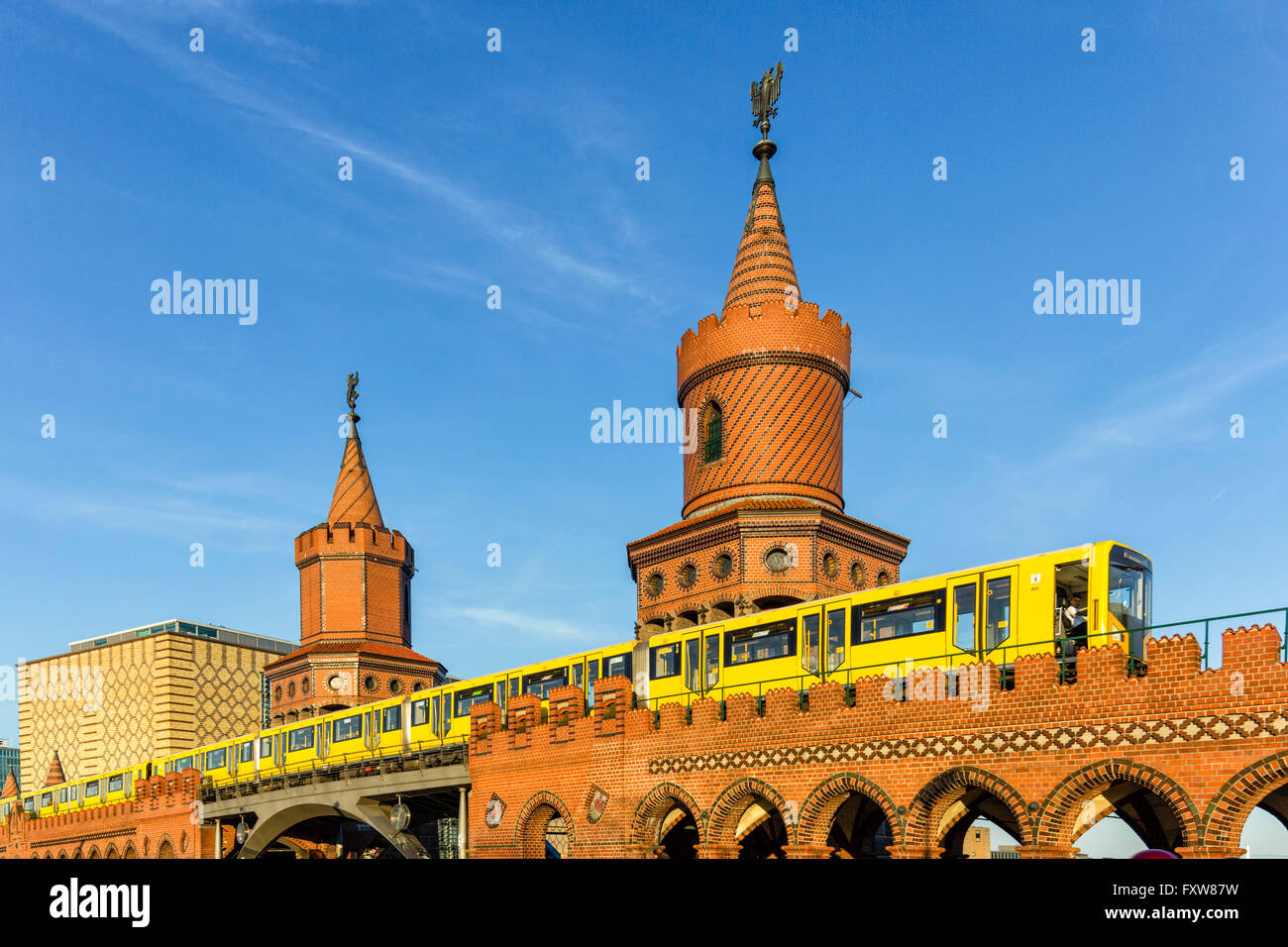 Oberbaum bridge, Friedrichshain, Kreuzberg, Berlin Stock Photo - Alamy