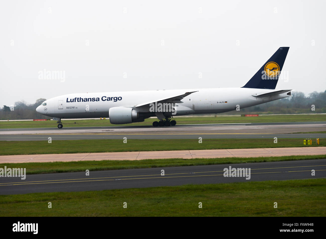 United boeing 777 taking off hi-res stock photography and images - Alamy