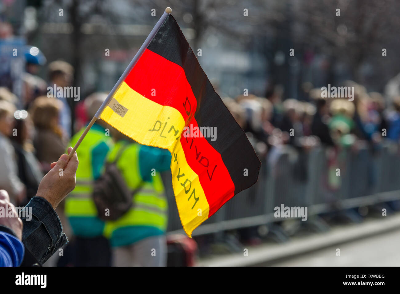 Berlin marathon spectators hi-res stock photography and images - Alamy