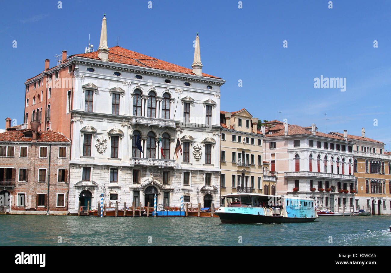 Canal with buildings hi-res stock photography and images - Alamy
