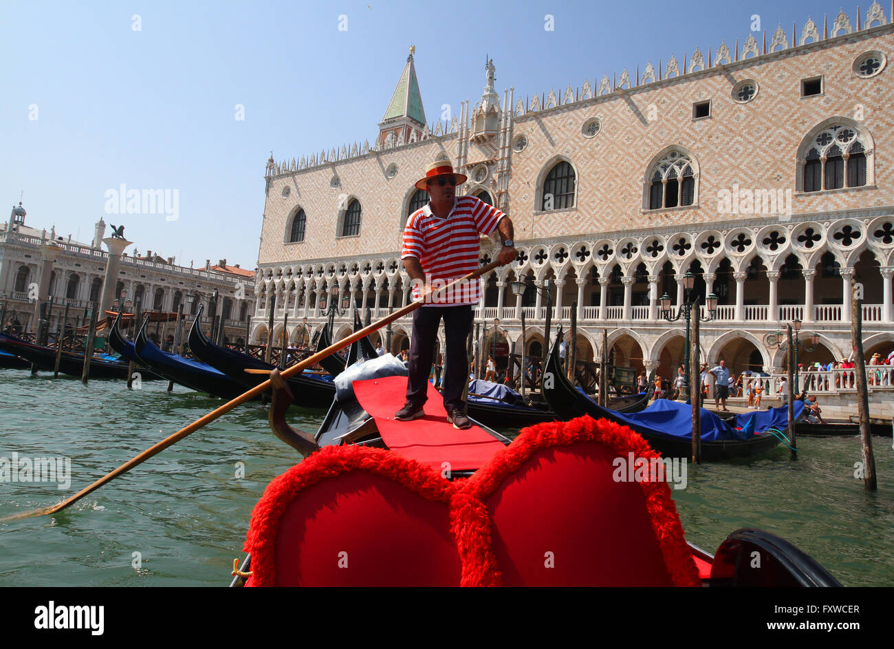 GONDOLIER IN RED HOOPS GRAND CANAL VENICE ITALY 04 August 2014 Stock ...