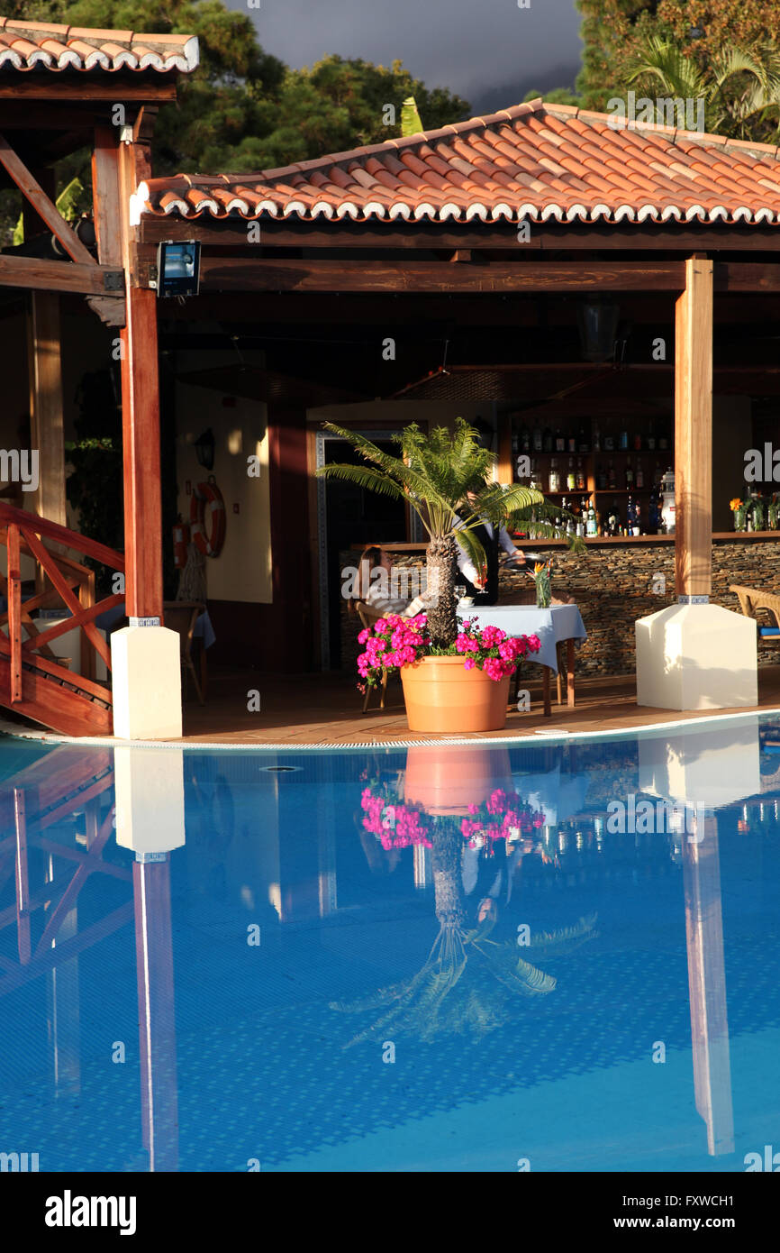 Food waiter pool hi-res stock photography and images - Alamy