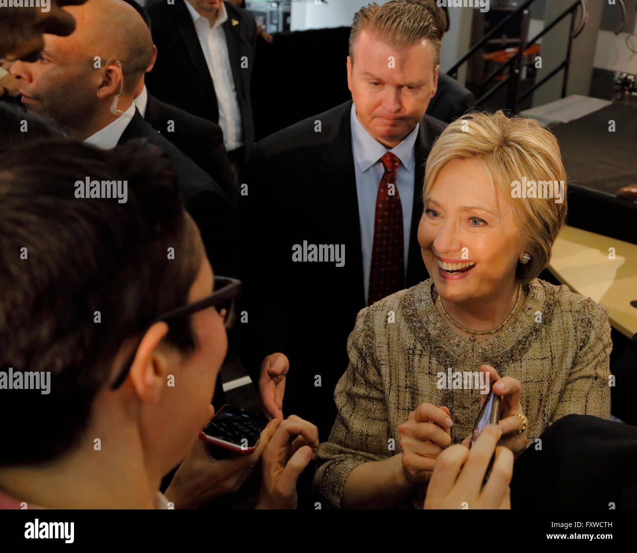 Hillary clinton waving crowd rally hi-res stock photography and images ...