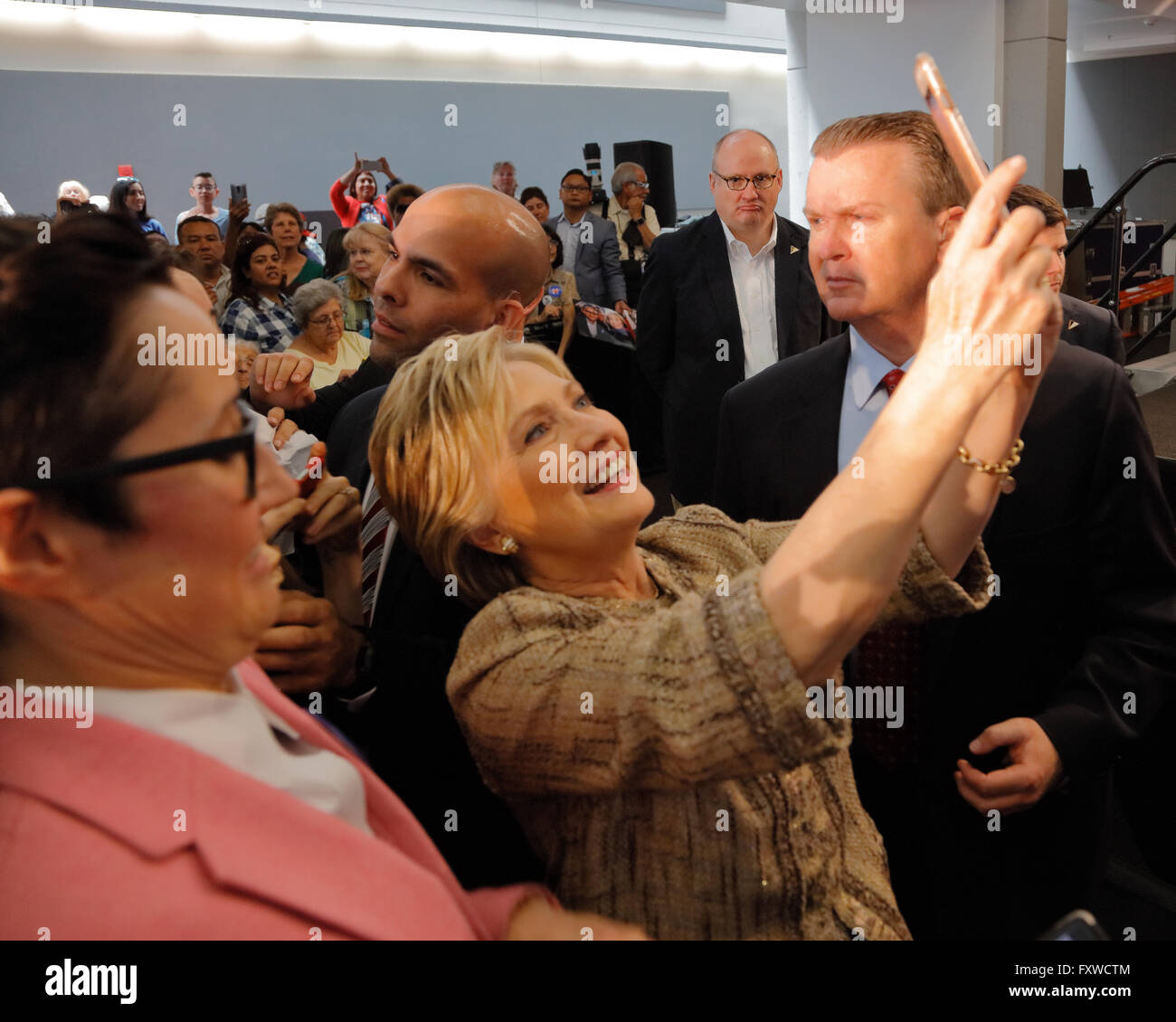 Hillary clinton waving hi-res stock photography and images - Alamy