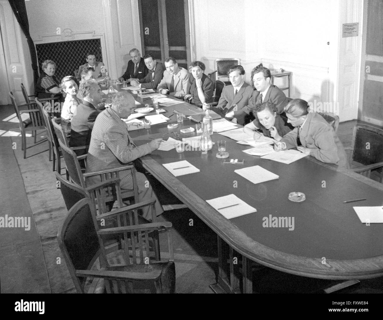 Meeting table 1950s hi-res stock photography and images - Alamy